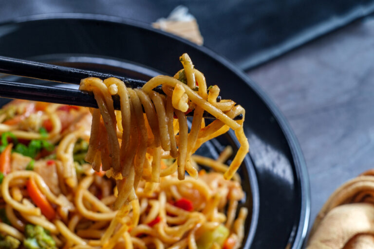 Chow Mei Fun vs Lo Mein: What's the Difference? - The Kitchen Community